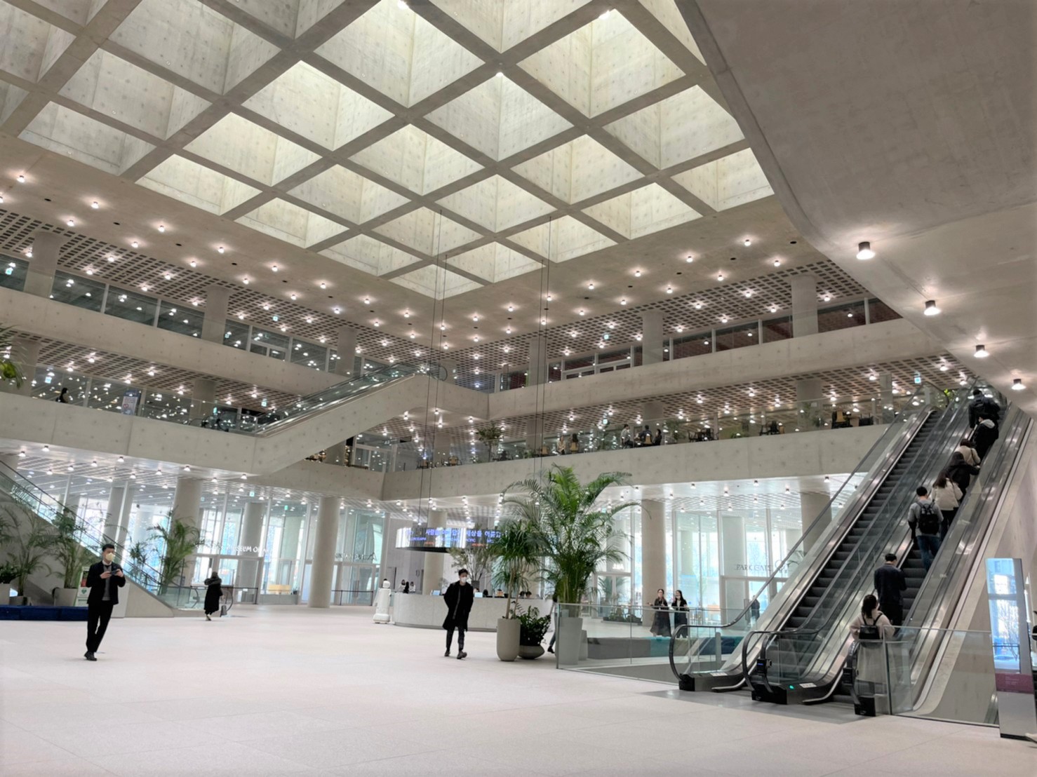 Visiting the headquarters of "AMORE PACIFIC," the largest Korean ...